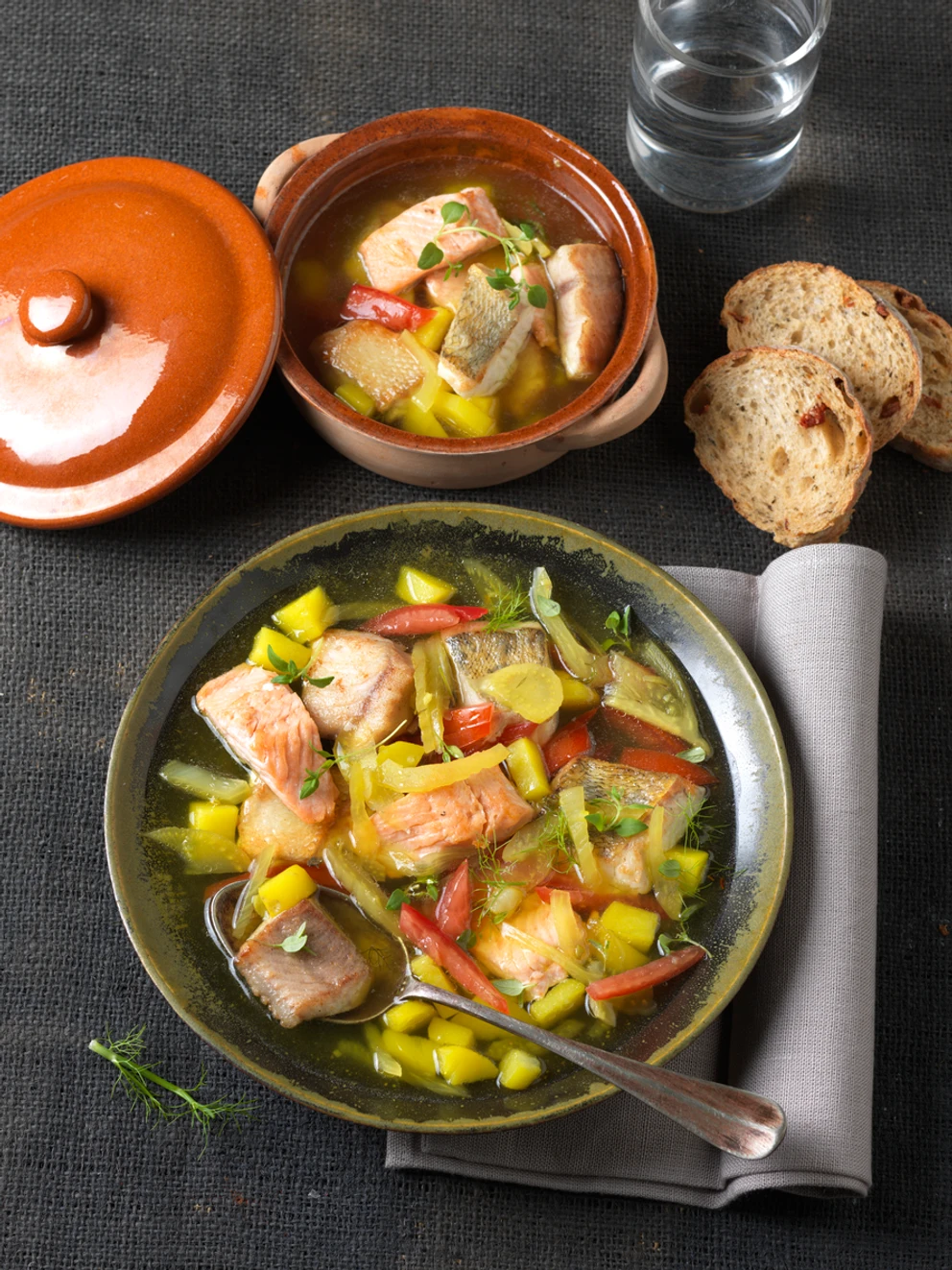 Fischsuppe mit Lachsforelle, Wels, Flusskrebsen und Dille • Rezept