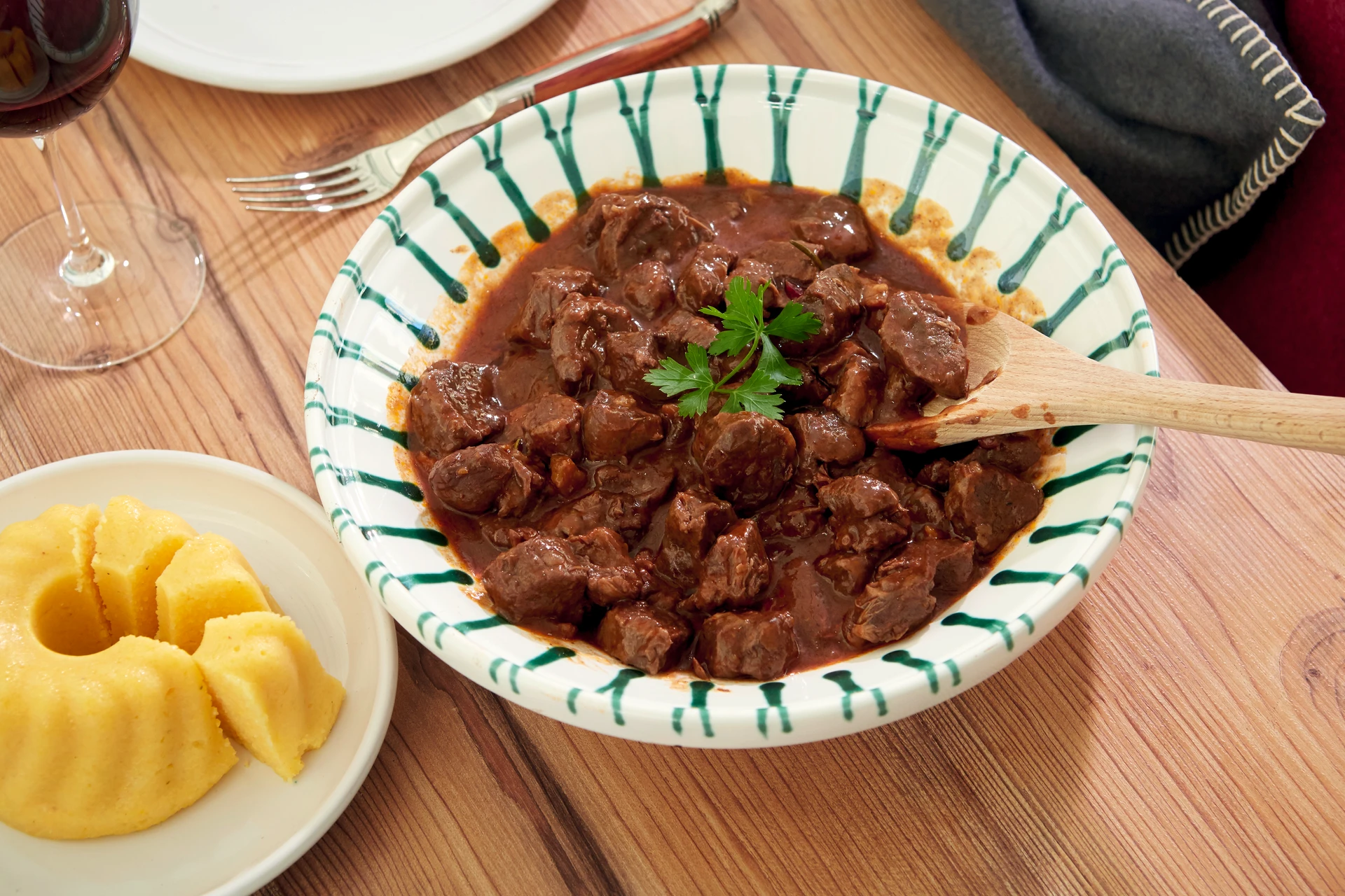 Hirschragout mit Heidelbeer-Rotkraut • Rezept