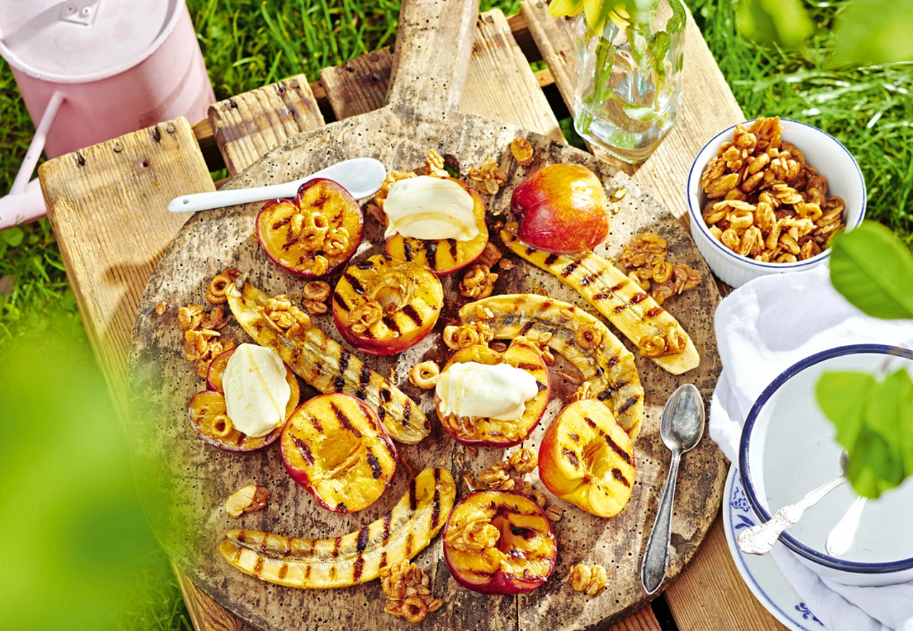 Gegrilltes Obst mit Honig-Knusper • Rezept