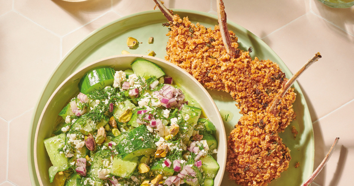 Smashed Gurkensalat mit Feta-Dill-Dressing und knusprigen Lammkoteletts ...