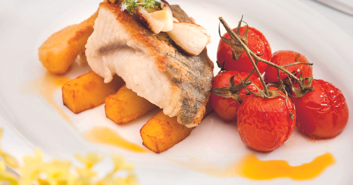 Welsfilet mit Paradeisern und Jungzwiebeln • Rezept
