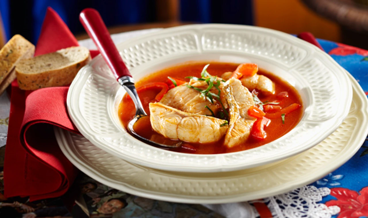 Fischsuppe mit Lachsforelle, Wels, Flusskrebsen und Dille • Rezept