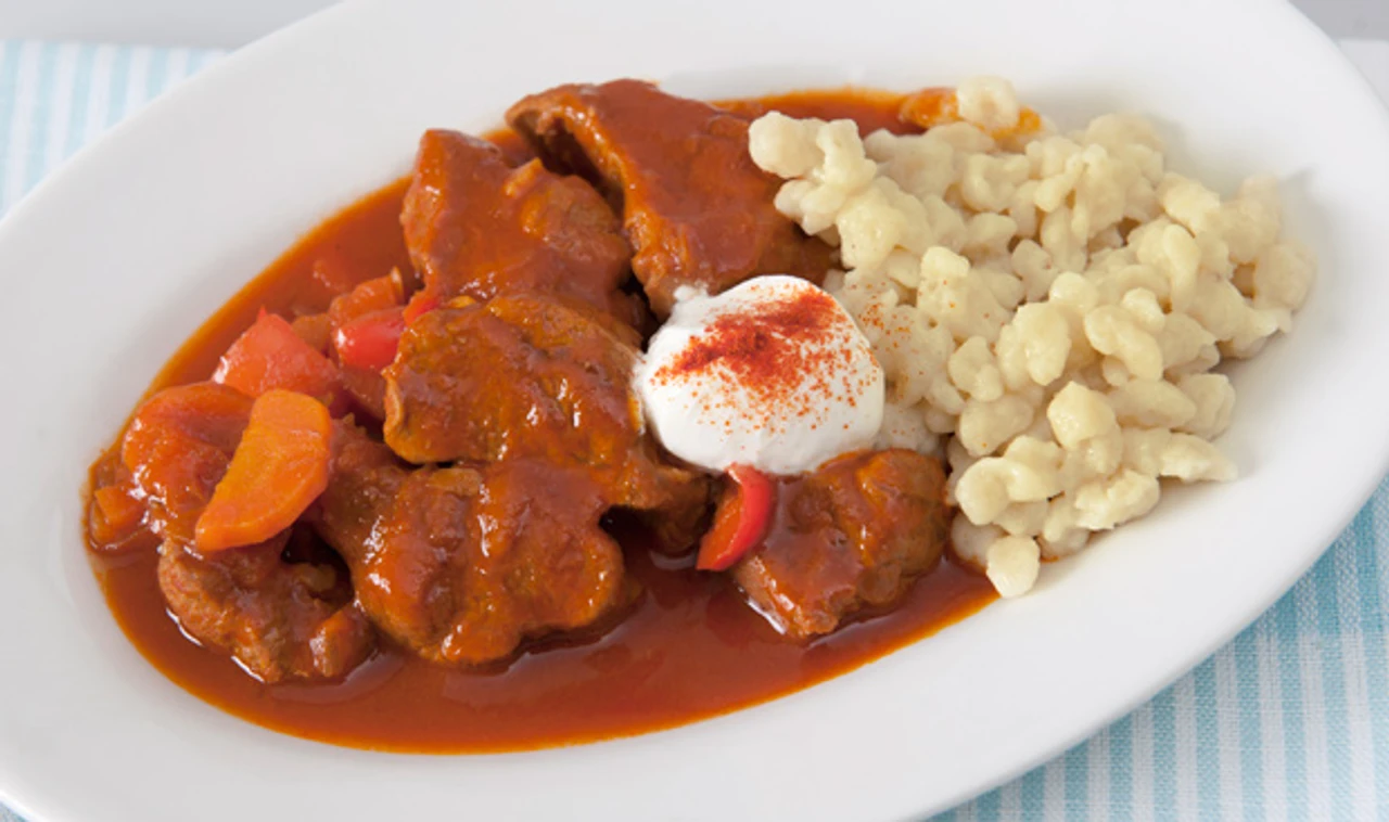 Kalbsgulasch mit feinen Nockerln • Rezept