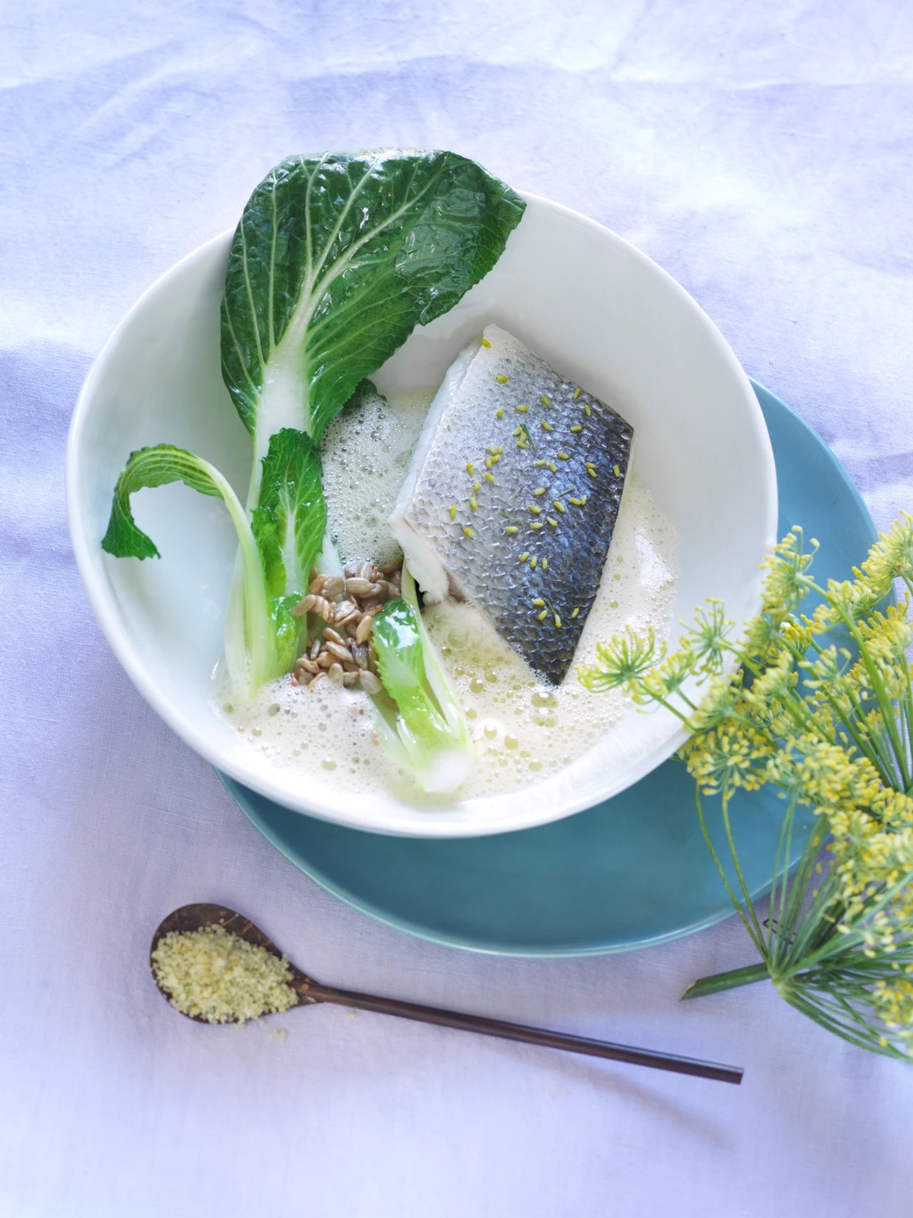 Wolfsbarschfilet mit Pestoschaum und Topfennockerl • Rezept