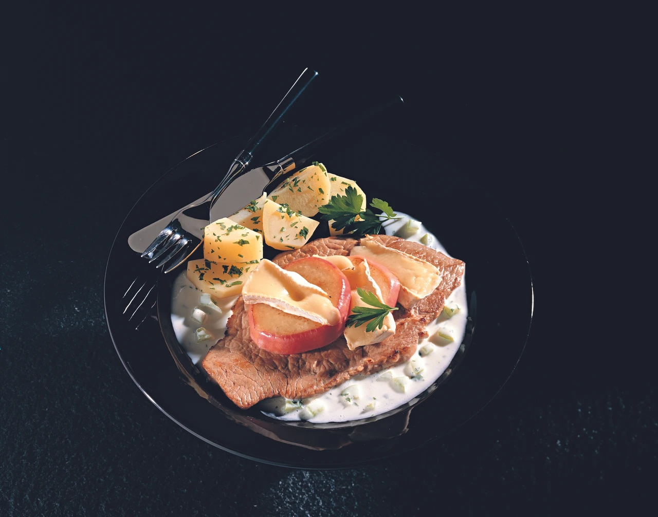 Kalbsschnitzel mit Rahmsauce und Semmelauflauf • Rezept