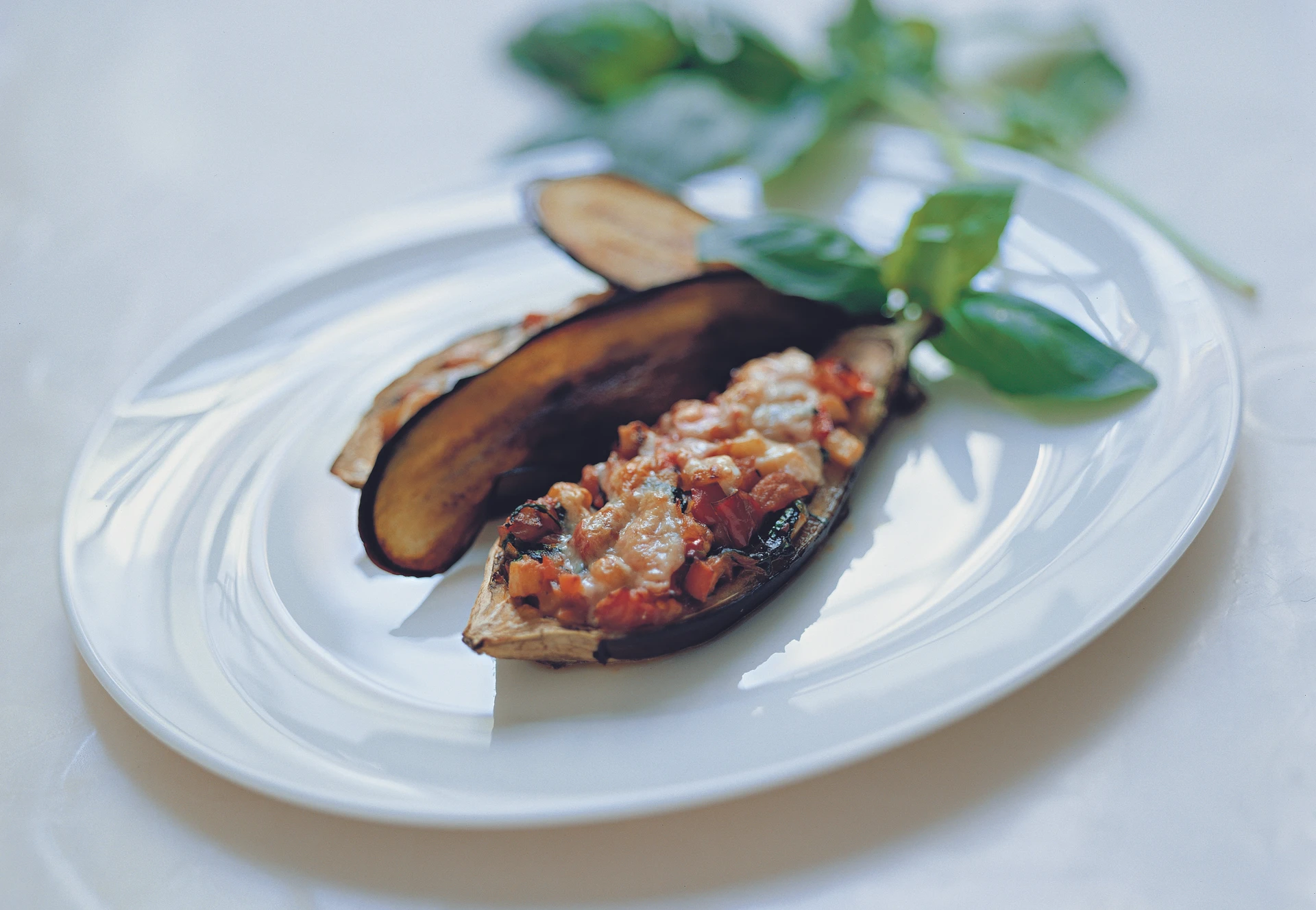 Gefüllte Melanzani mit Erdäpfeln und Basilikum • Rezept
