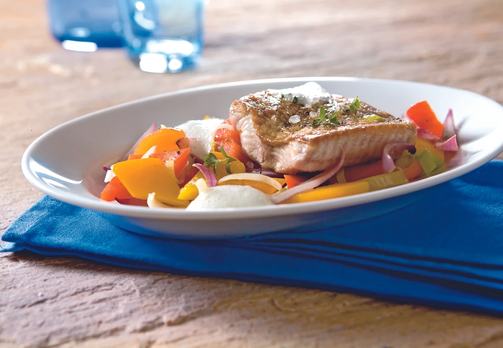 Gebratenes Welsfilet auf Paprikagemüse • Rezept