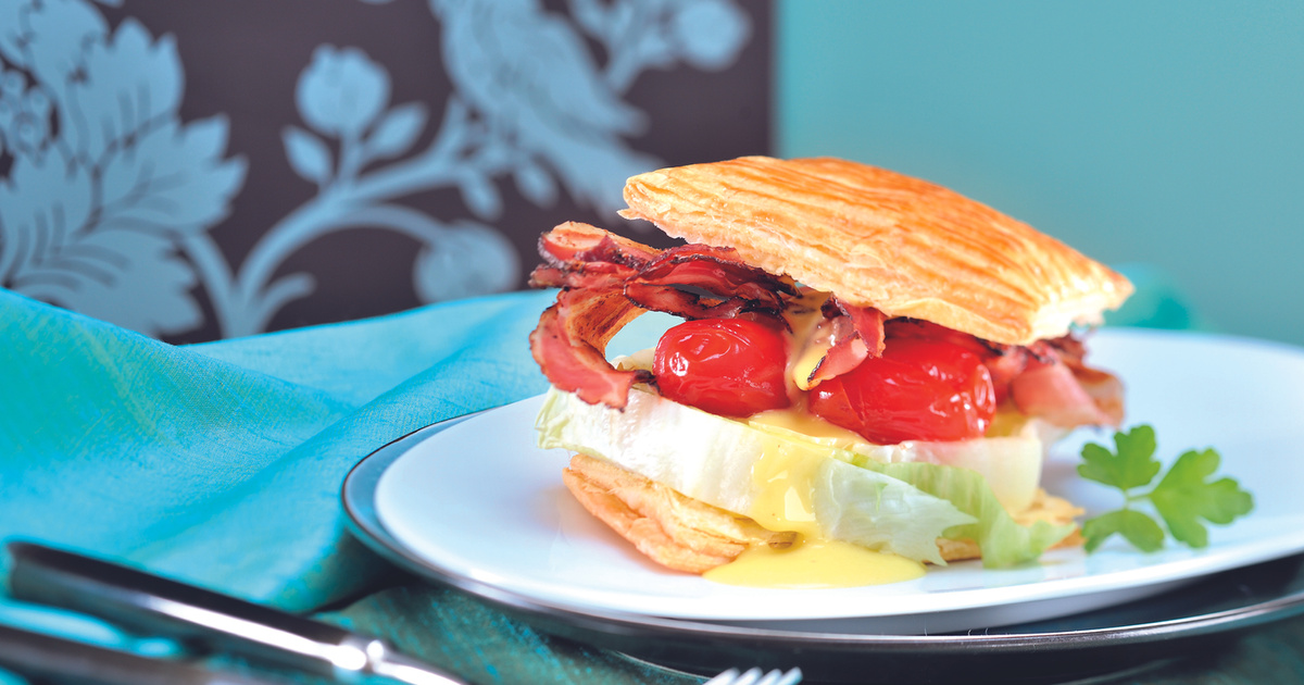 Knackiger Eisberg-Burger mit Sardellensalsa • Rezept