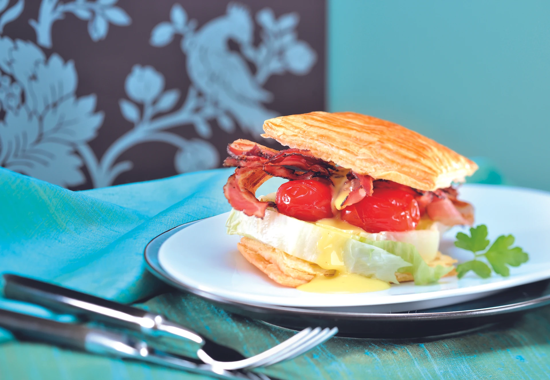 Knackiger Eisberg-Burger mit Sardellensalsa • Rezept
