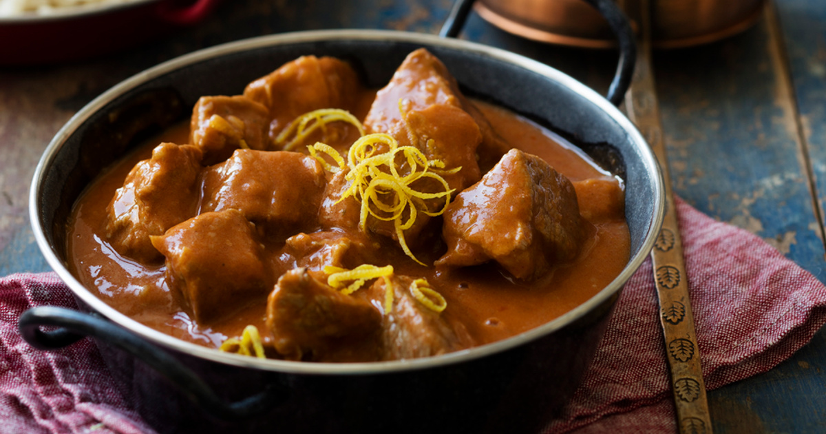 Kalbsgulasch mit feinen Nockerln • Rezept