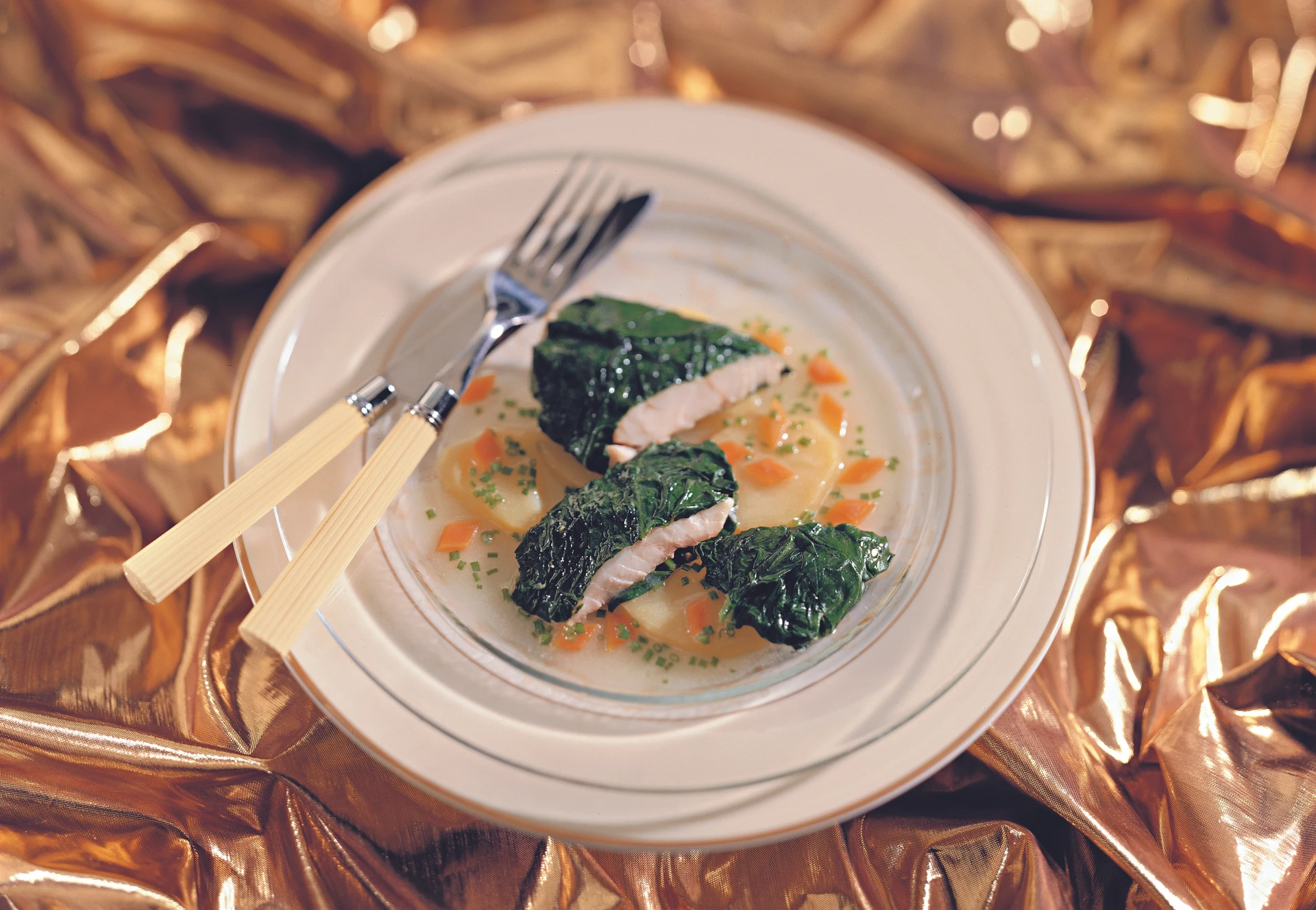 Barschfilet im Spinatblatt mit Wurzelfond • Rezept