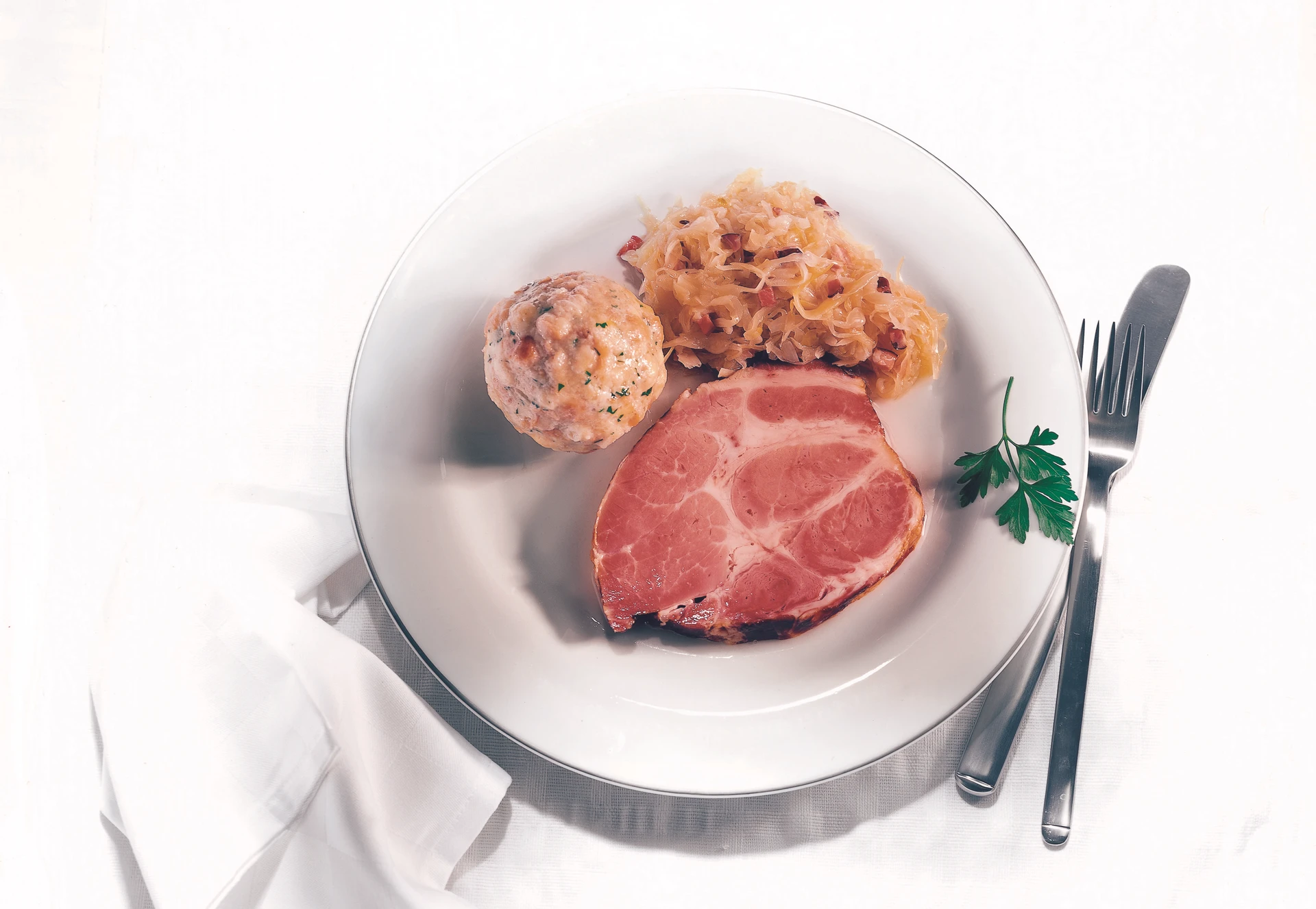 Gekochter Selchschopf mit Gabelkraut und Semmelknödel • Rezept