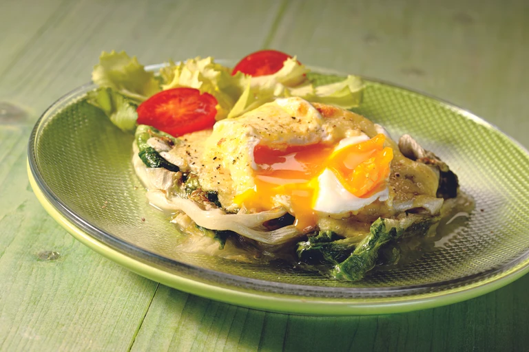 Pochierte Eier auf Blattspinat mit Sauce hollandaise • Rezept
