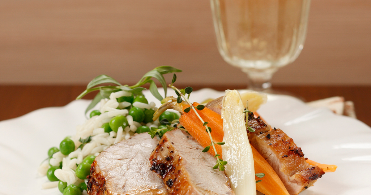 Kalbsschulter mit Junggemüse und Erbsenreis • Rezept