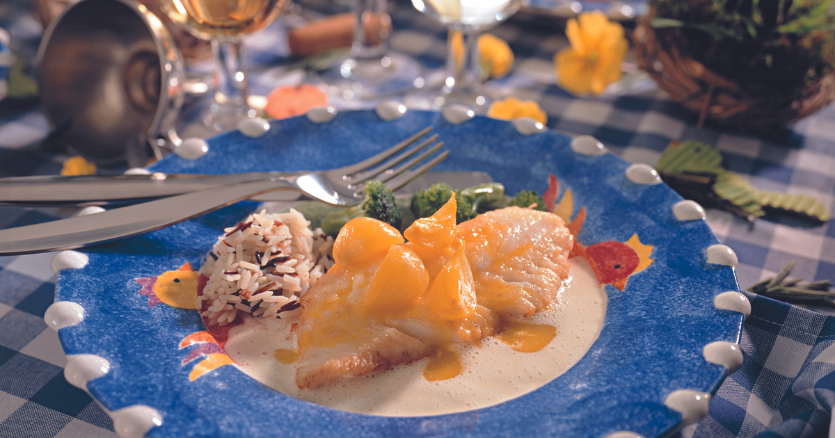Barschfilet mit Weinsauce und Safranzwiebeln • Rezept