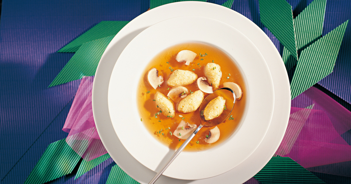 Klare Suppe mit Maisgrießnockerln • Rezept