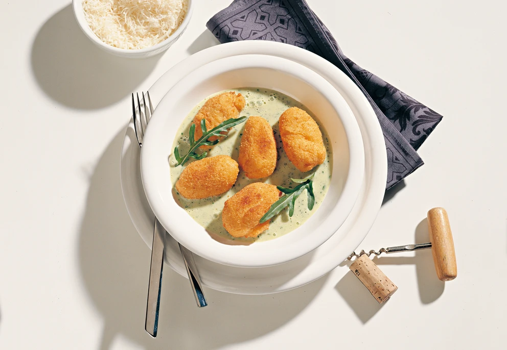 Gebackene Nockerl mit Rucola-Käse-Sauce • Rezept