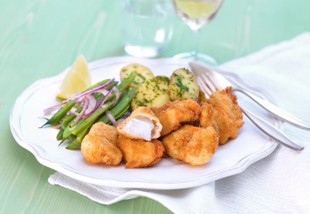 Gebackenes Welsfilet mit Fisolensalat • Rezept