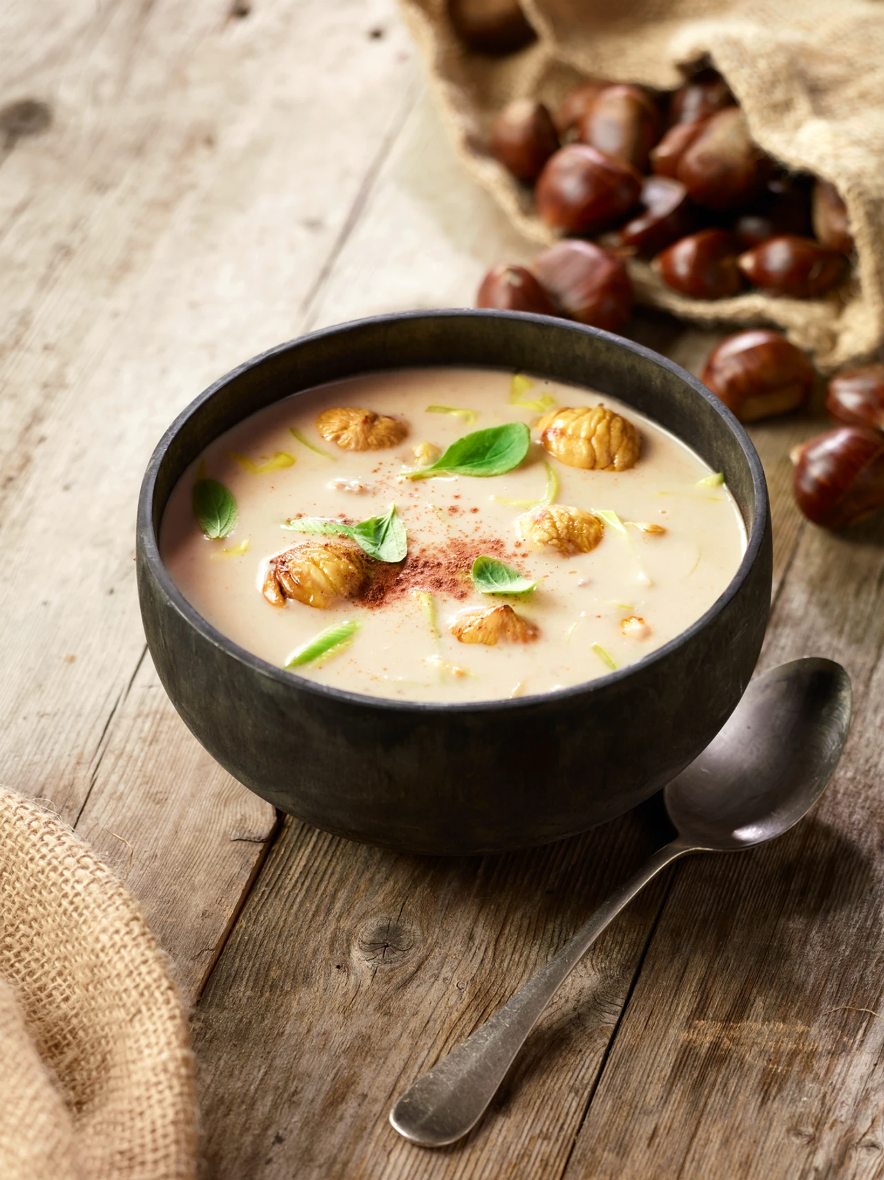 Maroni-Süßkartoffelsuppe mit Pastinaken-Crostini • Rezept