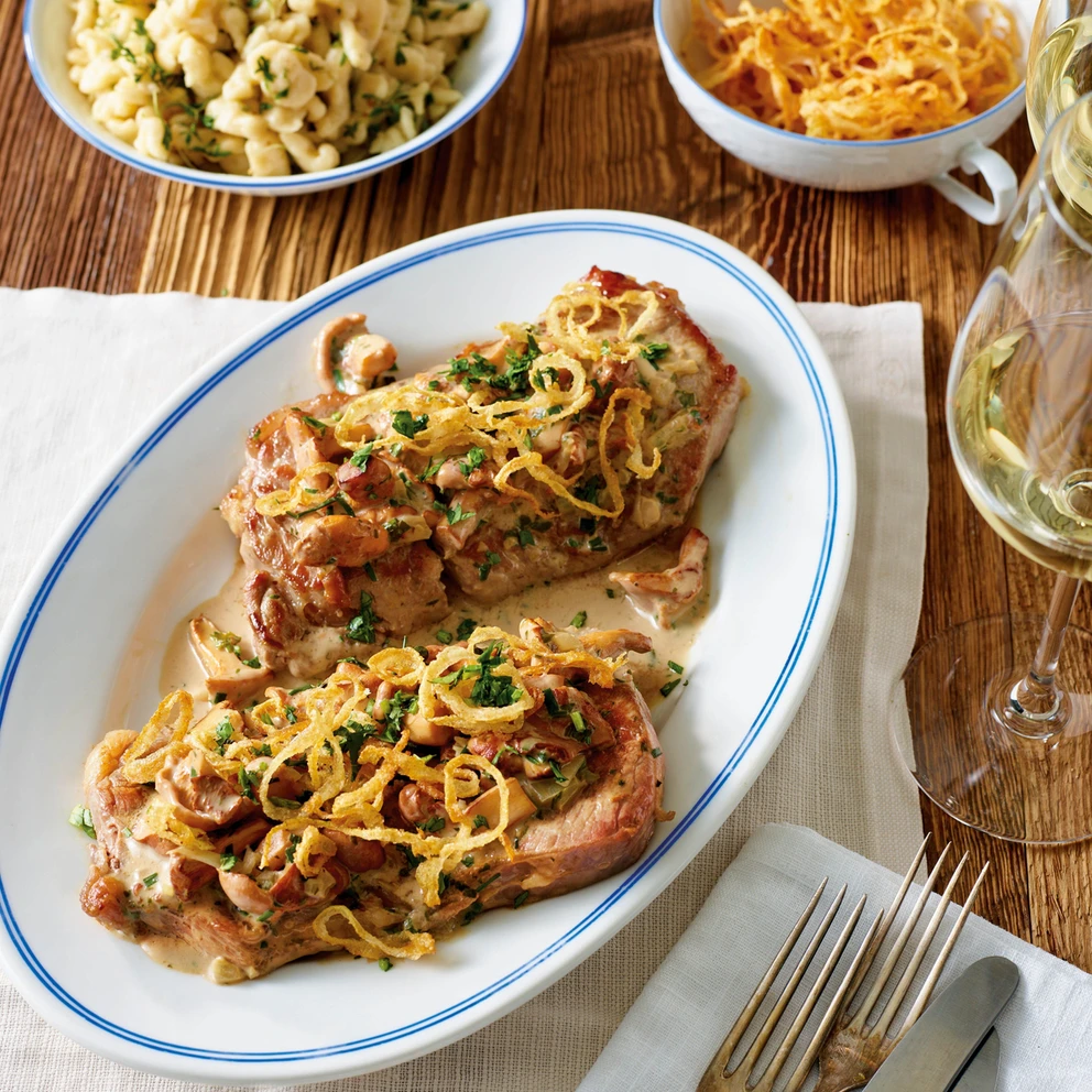 Gekochter Selchschopf mit Gabelkraut und Semmelknödel • Rezept