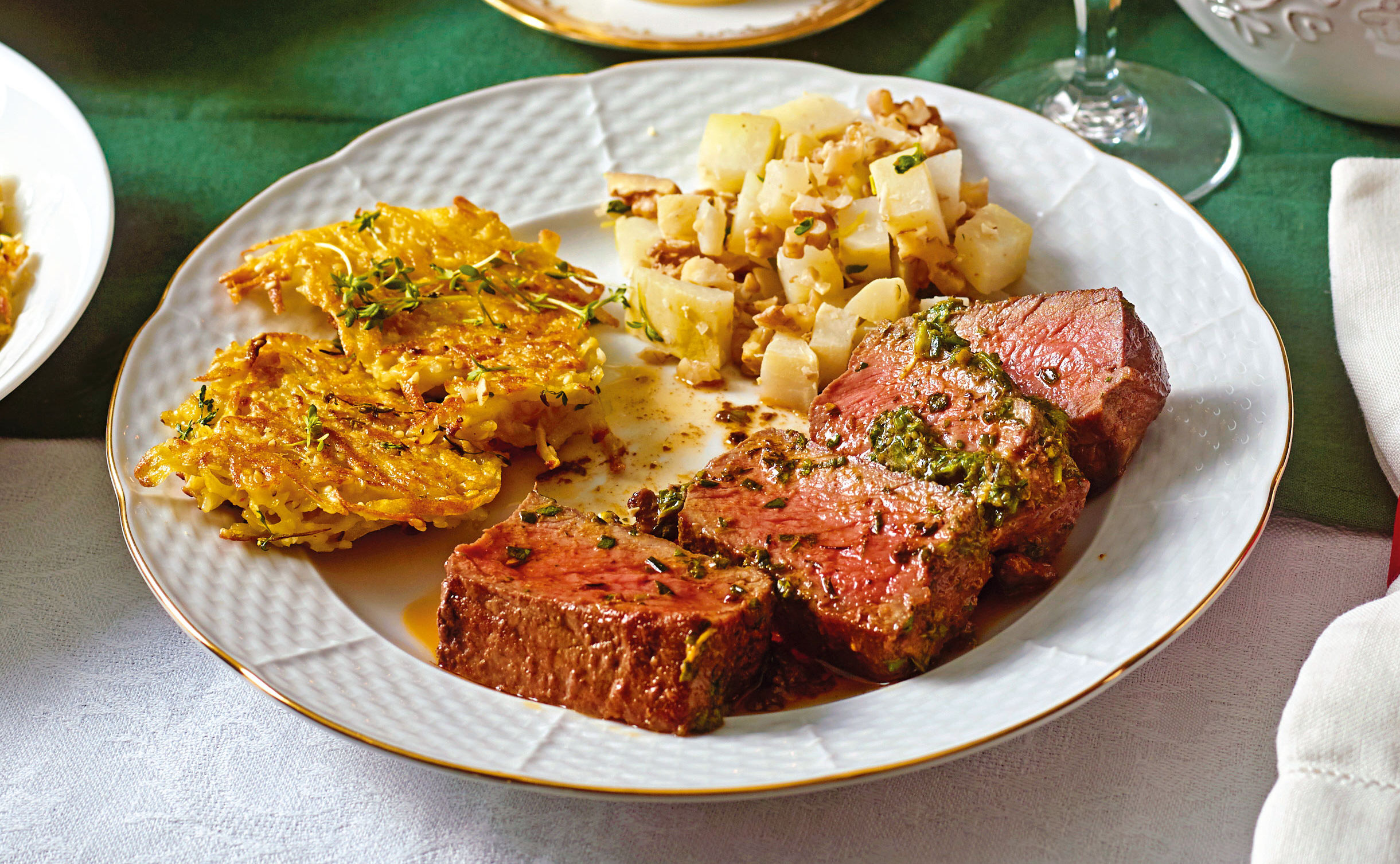 Entrecôte double mit Kräuterbutter, Rösti und Nuss-Kohlrabi • Rezept