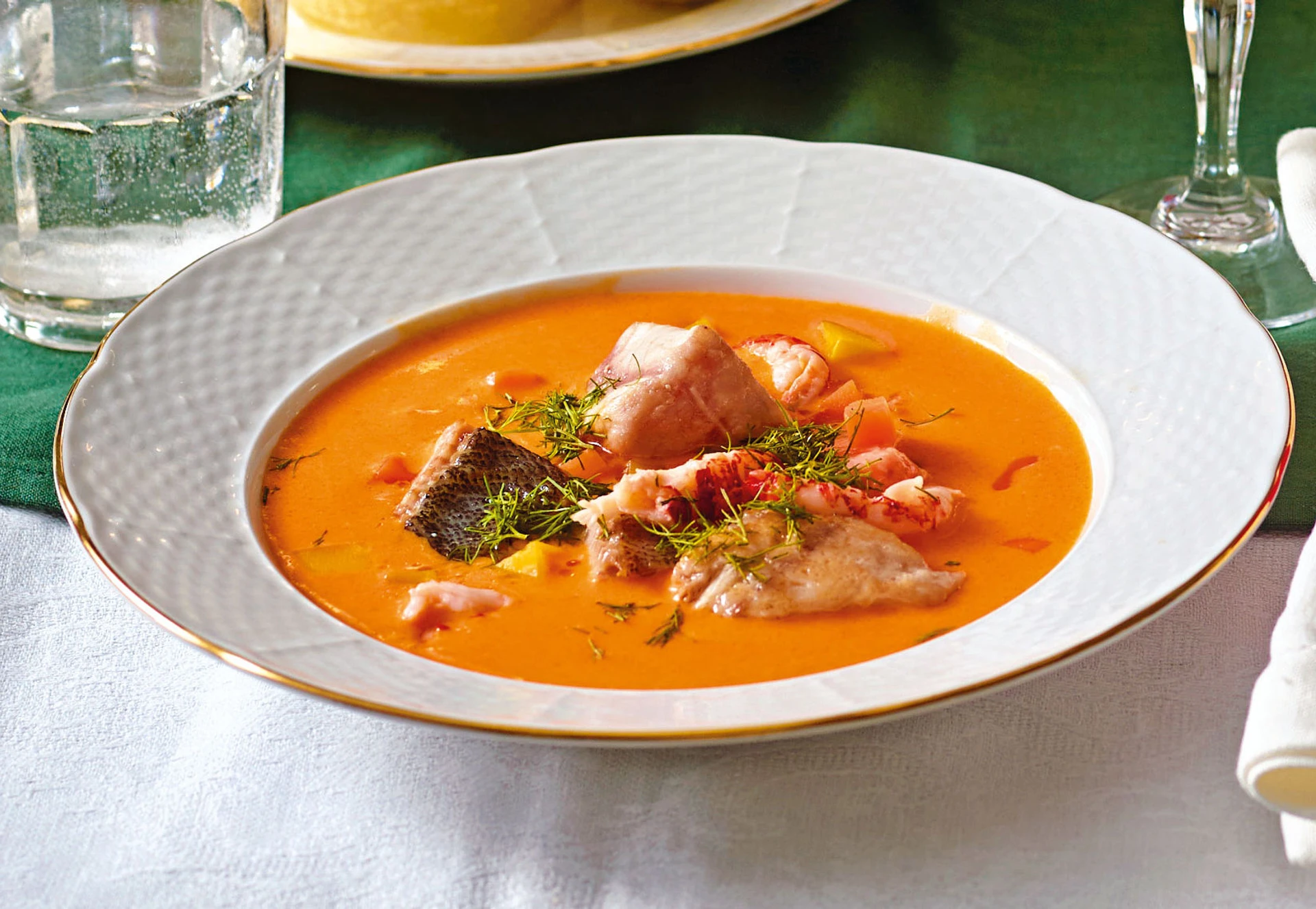 Fischsuppe mit Lachsforelle, Wels, Flusskrebsen und Dille • Rezept